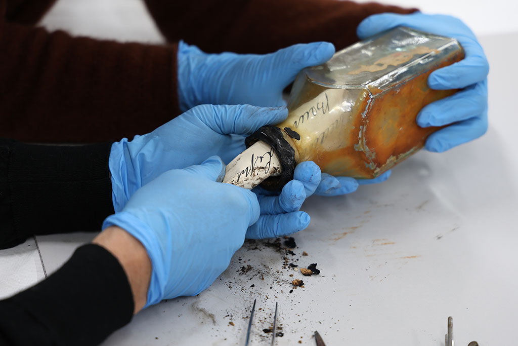 Message In A Bottle Illuminates Lighthouse History - Tasmanian Times