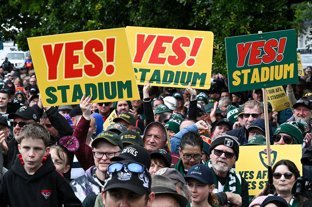 Yes Team Stadium Rally Photo Essay By Philip Bohle - Tasmanian Times